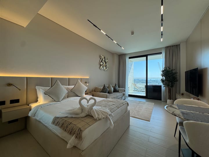 Luxury Studio Canal Views / Jacuzzi/ Stunning - Dubai