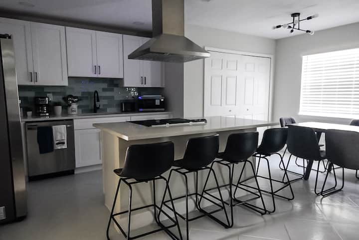 Clean & Cozy | Perfect For Work Or Play - Palm Bay