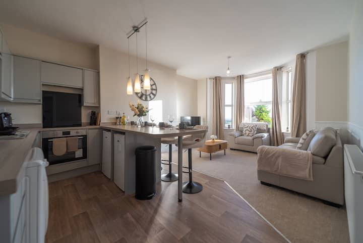 Beachfront Escape| 2 Bed Sea View Apartment - Lowestoft