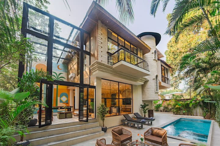A Serene 5bhk Glass House Amid Lush Goan Greenery - Inde