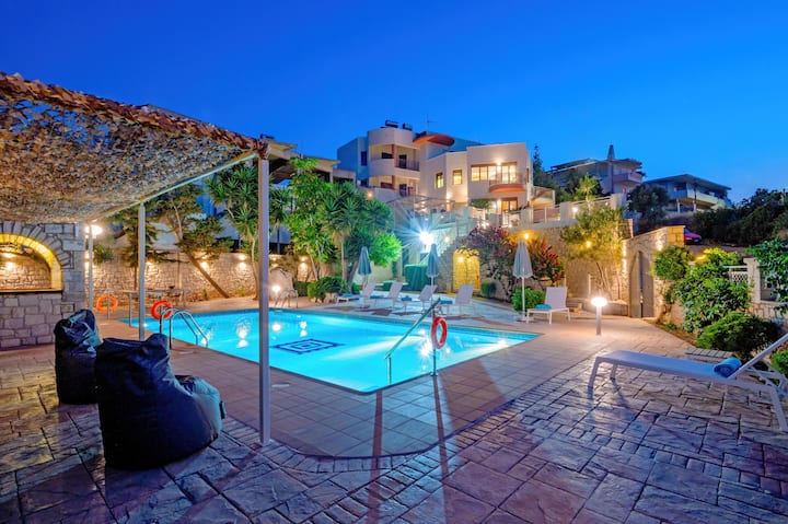 Villa Seragio - With Private Swimming Pool - Ретимно