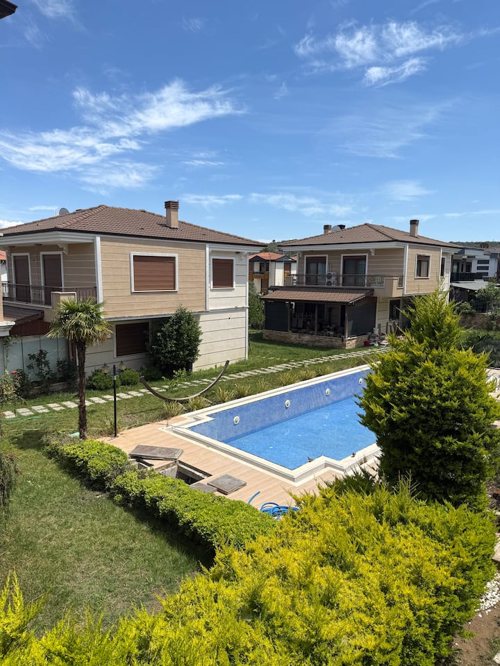 3-story Villa W Pool & Garden, Walk To Beach - Ayvalık