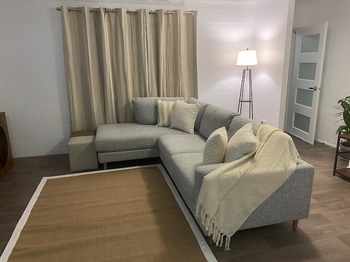 Comfortable 3 Bedroom Cottage Style House. Pets Ok - Townsville