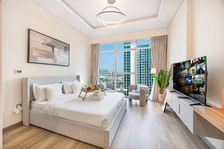 Livin' Holidays | Studio | Luxurious Stay In Azizi - Dubai