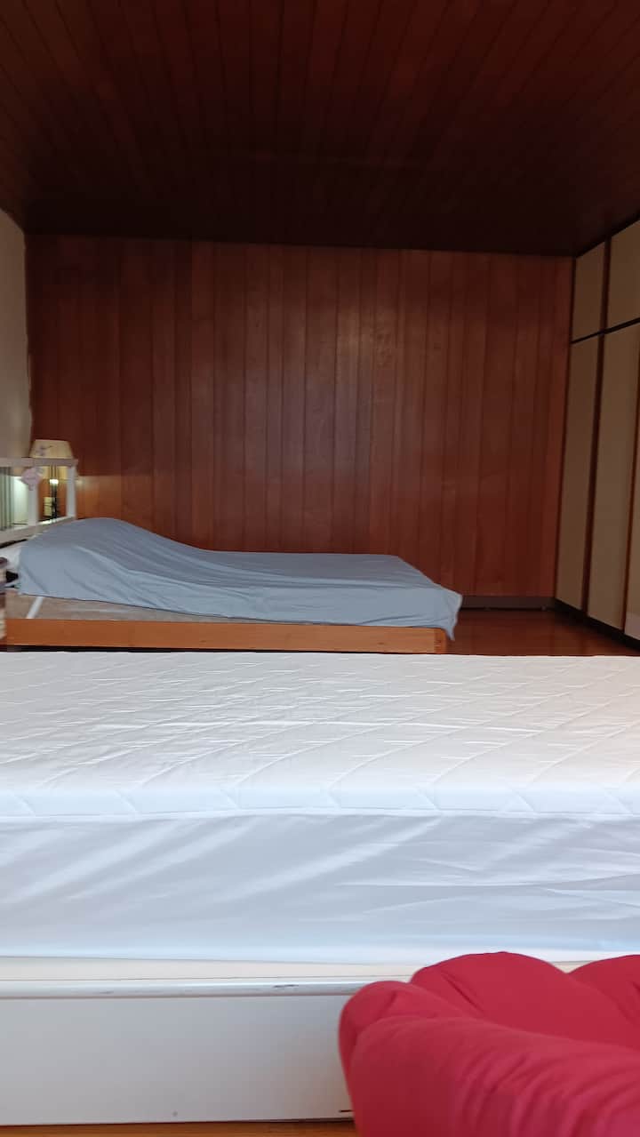 夜市之眼,淡水捷運站前百貨公司旁的公寓 - 淡水區