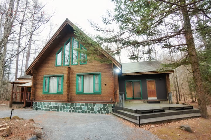 東泉隠居・軽井沢浅間温泉|2つの温泉浴室|星空と自然|ウッドデッキ|bbq|別荘|最大12人 - 草津町