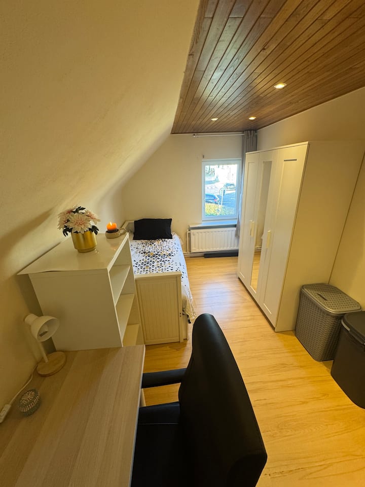 Petite Chambre Cosy Et Fonctionnel - Ternat