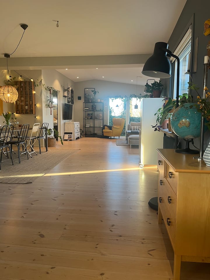 Rymlig Villa Med Pool - Jönköping