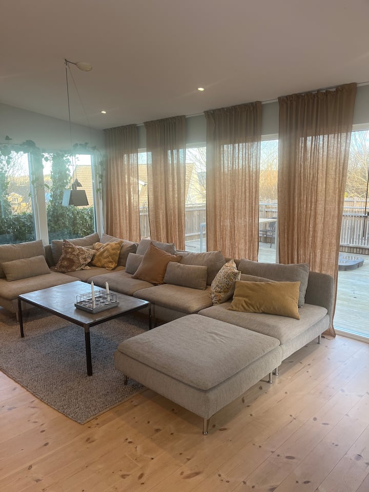 Rymlig Villa Med Pool - Jönköping