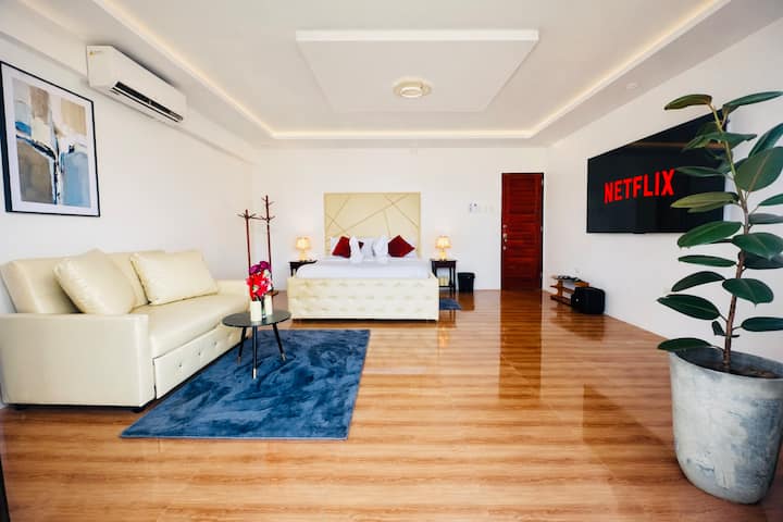 The Penthouse W/ Private Rooftop Outdoor Jacuzzi - Puerto Princesa