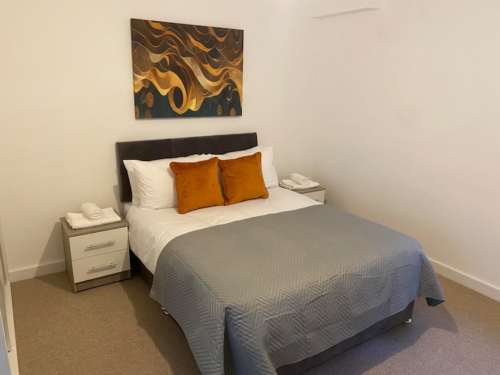 Modern 3-bed Flat By High Street & Designer Outlet - Swindon