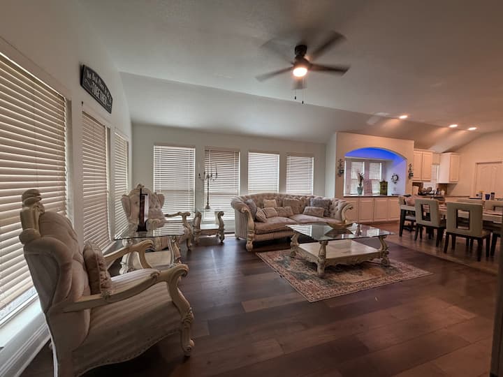 Elegant 4br Retreat | Office + Lounge - Midlothian, TX