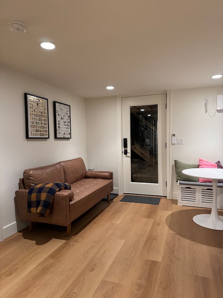 Cozy Private Basement Suite | Centrally Located - Seattle, WA