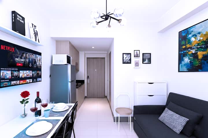 Fast Wifi 1br: Convenient Transit & Pool View - Pasig