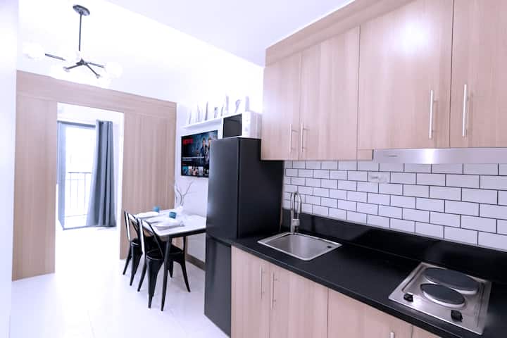 Pool View 1br: Cozy Bedding & Convenient Transit - Pasig