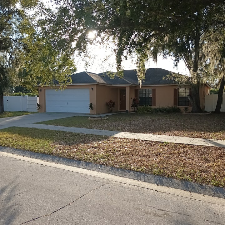 Cozy 3-bedroom 2 Bath Home. Garage And Parking Pad - Brandon
