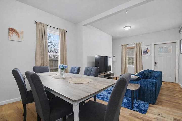 Modern Comfort Minutes From Notre Dame & Downtown! - South Bend, IN