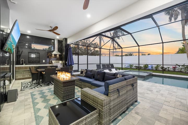 Modern Coastal Escape With Private Heated Pool/spa - Venice Beach, FL