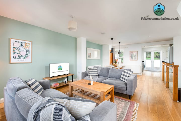 Large 5bed Town House-sleeps 9-by Fabaccommodation - Bristol