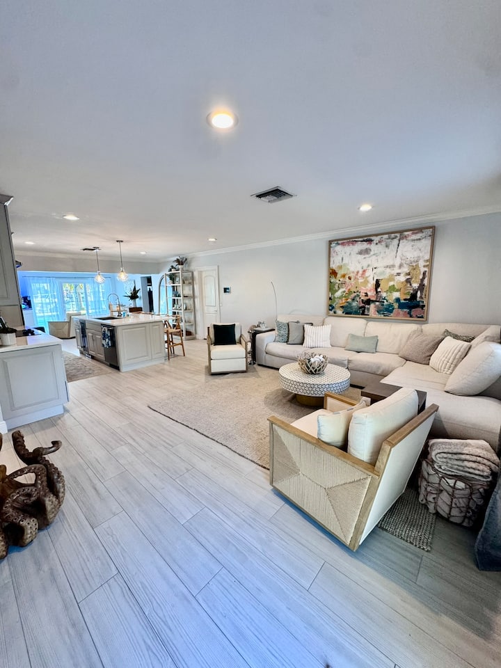 Luxury 5br Canal Oasis W/ Pool & Near Beach - Deerfield Beach, FL