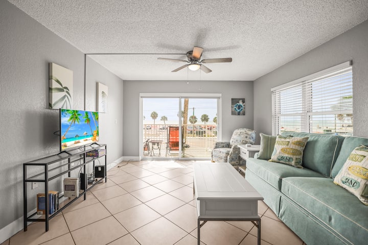 Gulf View Condo | Madeira Beach | Balcony & Pool - Madeira Beach, FL