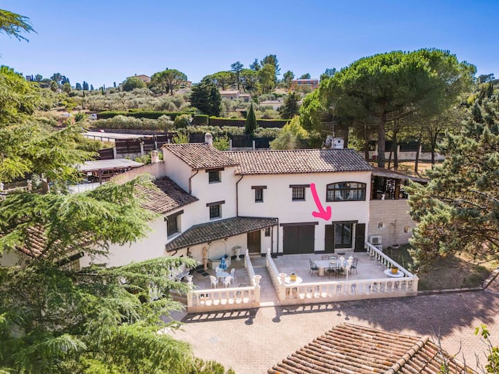 Dans Une Villa Privée: Une Chambre Avec Terrasse ! - Valbonne