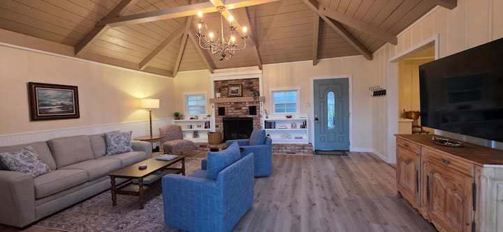 Fawn Hill Cottage, Pet Friendly, Backyard, Hot Tub - Cambria, CA