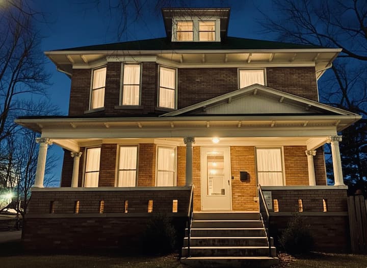 Historic 3br/3ba Gem, Close To Colleges & Downtown - Terre Haute, IN