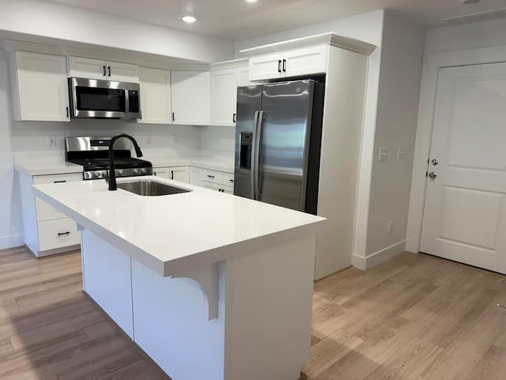 Brand New Townhouse Located In The Heart Of Sf! - Springville, UT