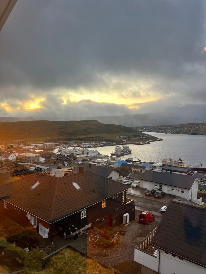 Hyggelig Lejlighed Med Udsigt Til Vand Og Fjelde - Faroe Islands