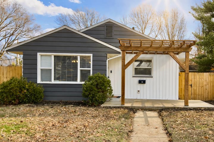 Peppercorn Roost Cottage - Terre Haute, IN