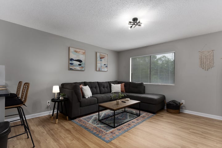 2 Bedroom Centrally Located Lawrence Apt - Lawrence, KS