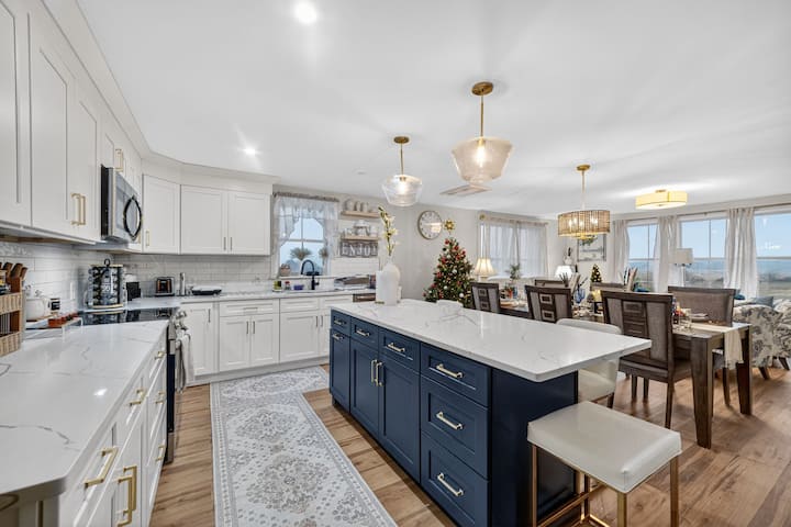 Beach Retreat/ 4 Bedrooms/ 5 Beds/ Sunset View - Salisbury Beach, MA