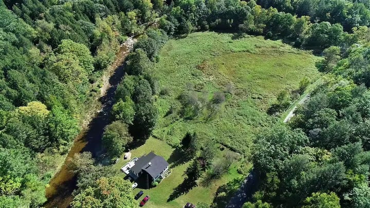 Cozy Retreat For Adventurers, Artists, & Families - Ashmere Lake, MA