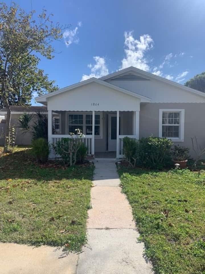 Charming Beach Cottage In Vero Beach - Vero Beach, FL