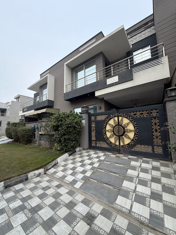Modern 3br Home In Lahore • 10 Min To Airport/raya - Lahore