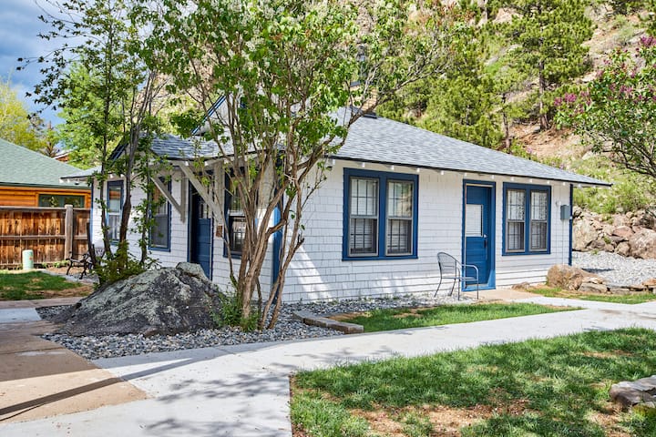 Renovated Two Bedroom Cabin With Kitchen Downtown. - Estes Park, CO