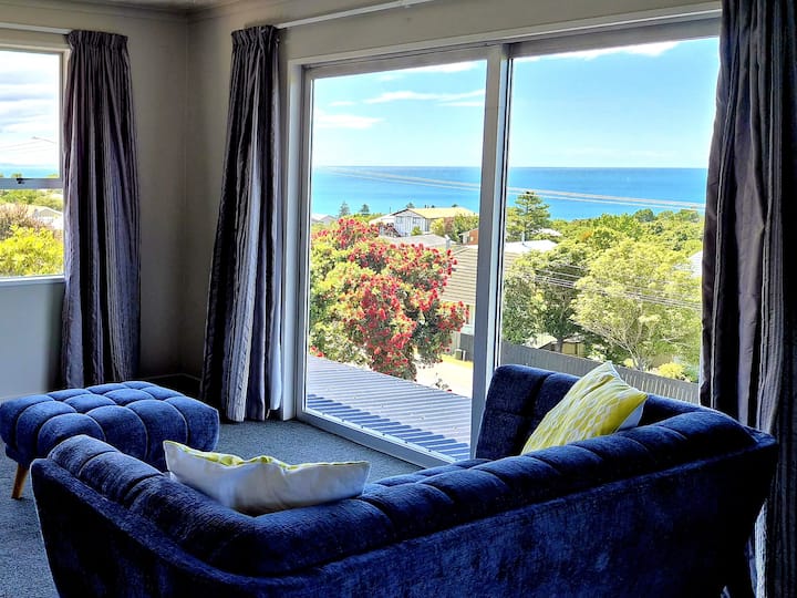 10 Person Ocean & Mountain Views Hilltop Home - Kaikōura