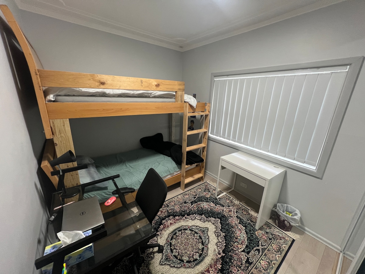 Geräumiges Familienhaus mit 3 Schlafzimmern | Geh zum Zug - Häuser zur ...