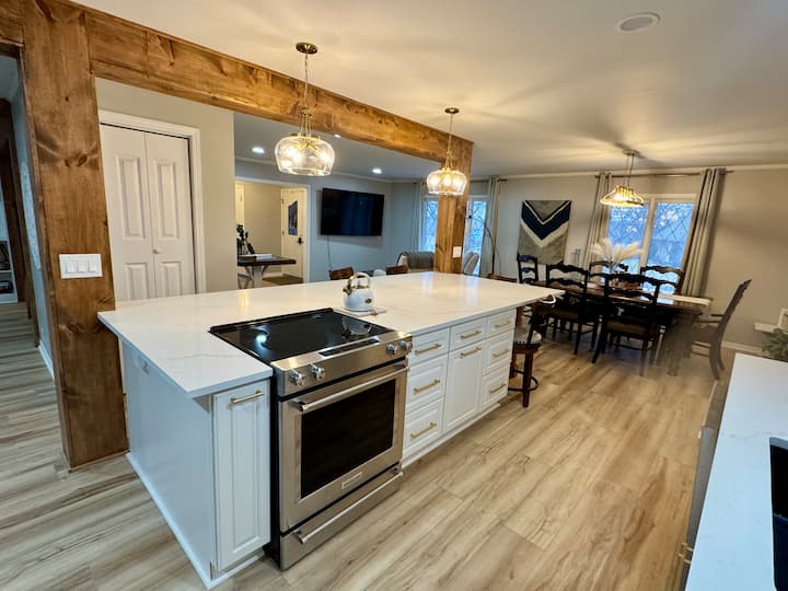 Loveleehaus Kcmetro 4br Entertainment Living Space - Overland Park, KS