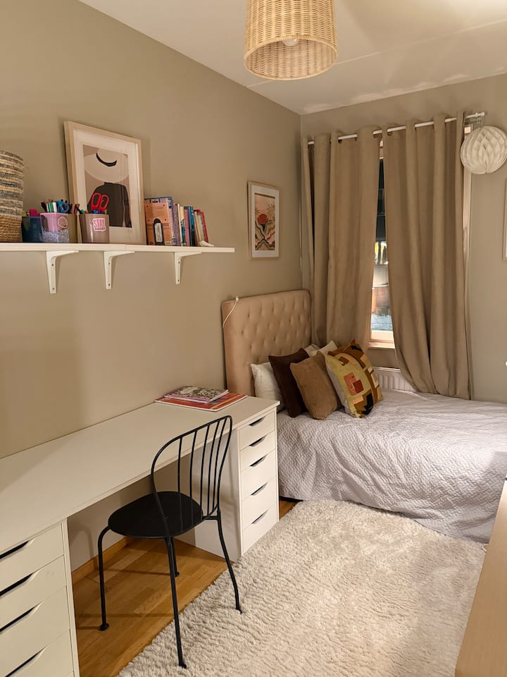 Mysigt Rum I Hemtrevlig Miljö - Stockholm