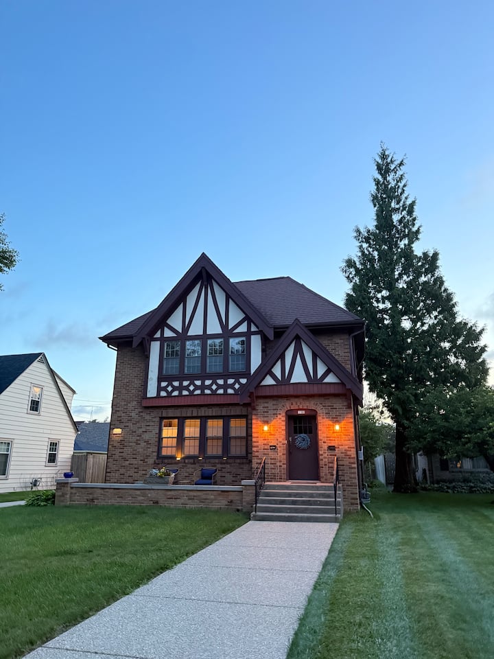 Cozy Tudor On Main - 러신