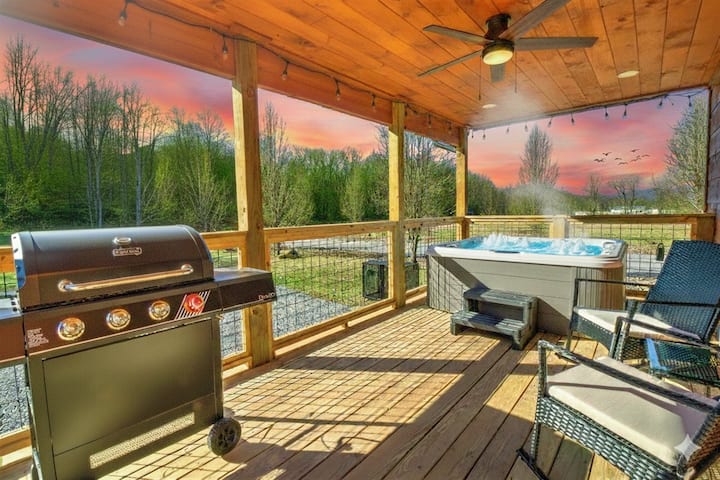 Mt. Cammerer View | Cozy Smoky Mountain Tiny Home - Cosby, TN