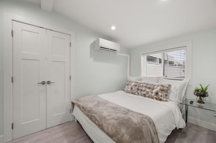 Modern Hidden Gem 2br Suite Near Shops & Transit - British Columbia