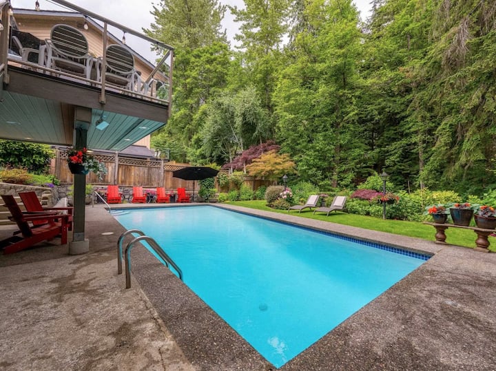Grousewoods Garden Suite: 2br + Pool - ウェストバンクーバー
