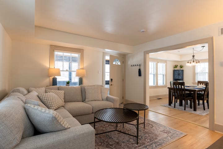 Renovated 3br/2ba Near Notre Dame + Park - South Bend, IN