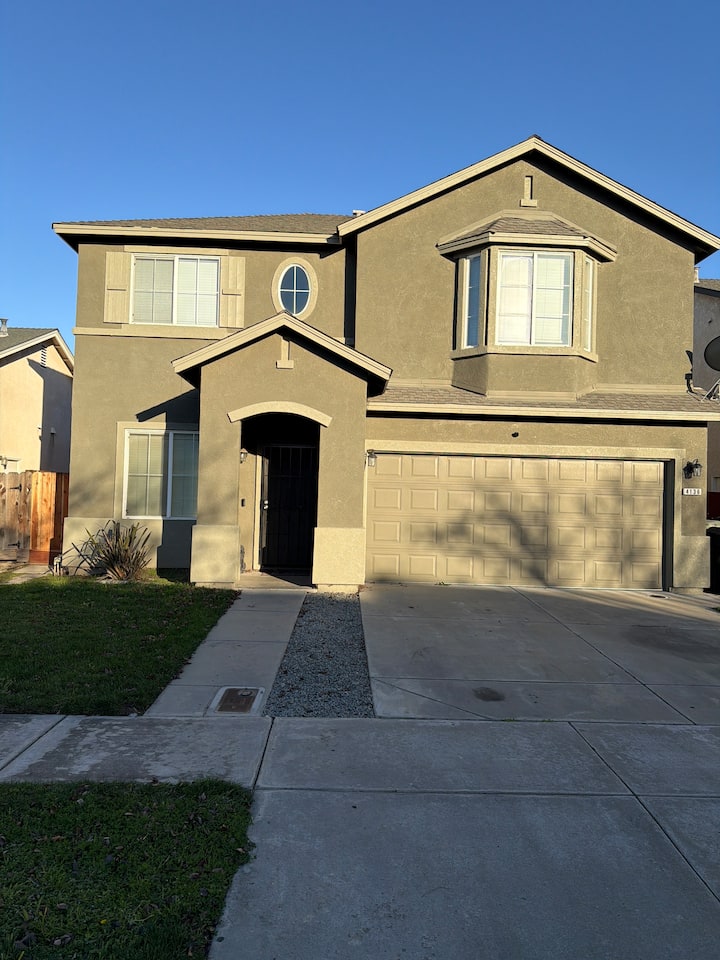 Spacious 5 Bedroom House - Turlock, CA