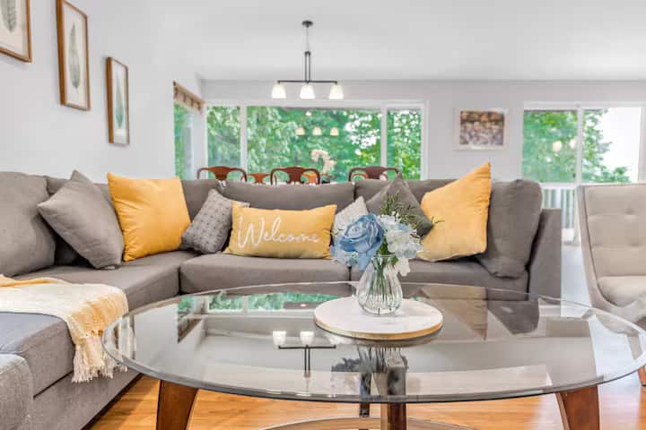 Bright 3br/2ba Upper Unit | Close To Seatac - Tukwila, WA