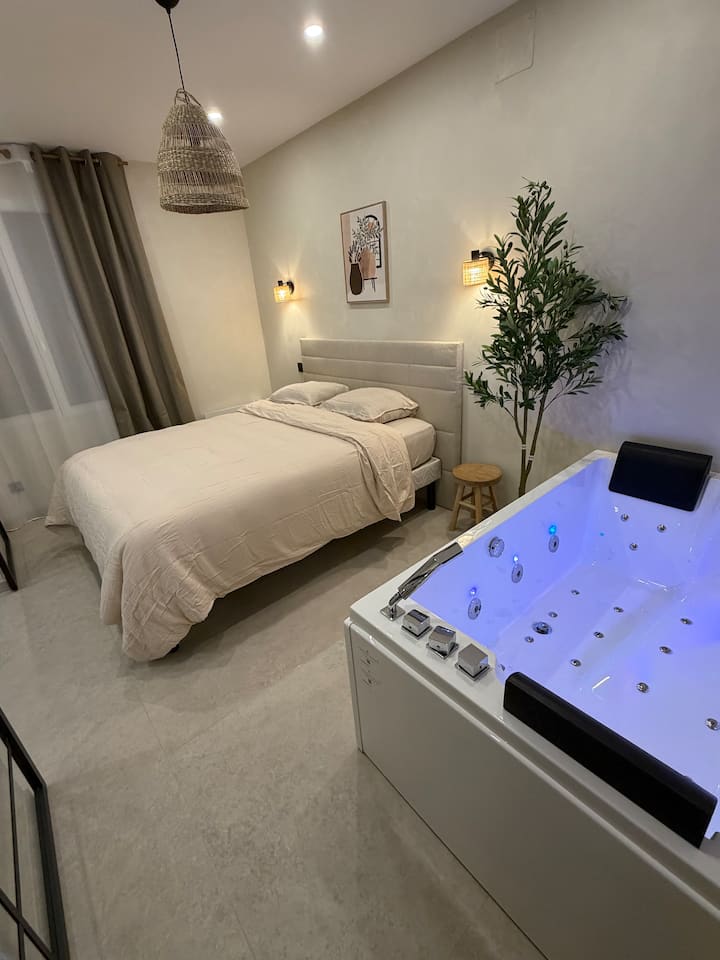 L’escapade : Magnifique Suite Avec Jacuzzi - Nîmes