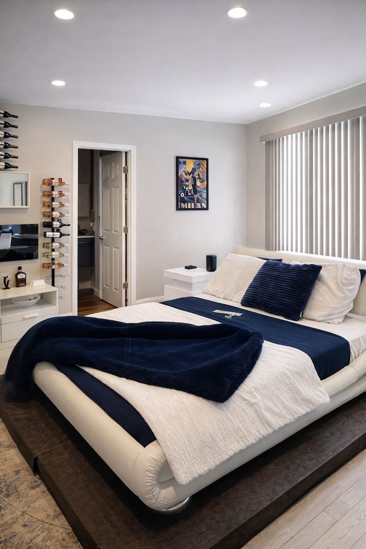 Luxurious Stay | 5-min From Airport - Gary, IN